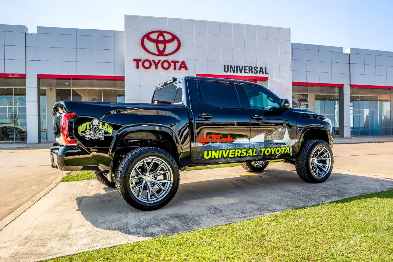 Outlaw Wraps: San Antonio Vehicle & Storefront Graphics